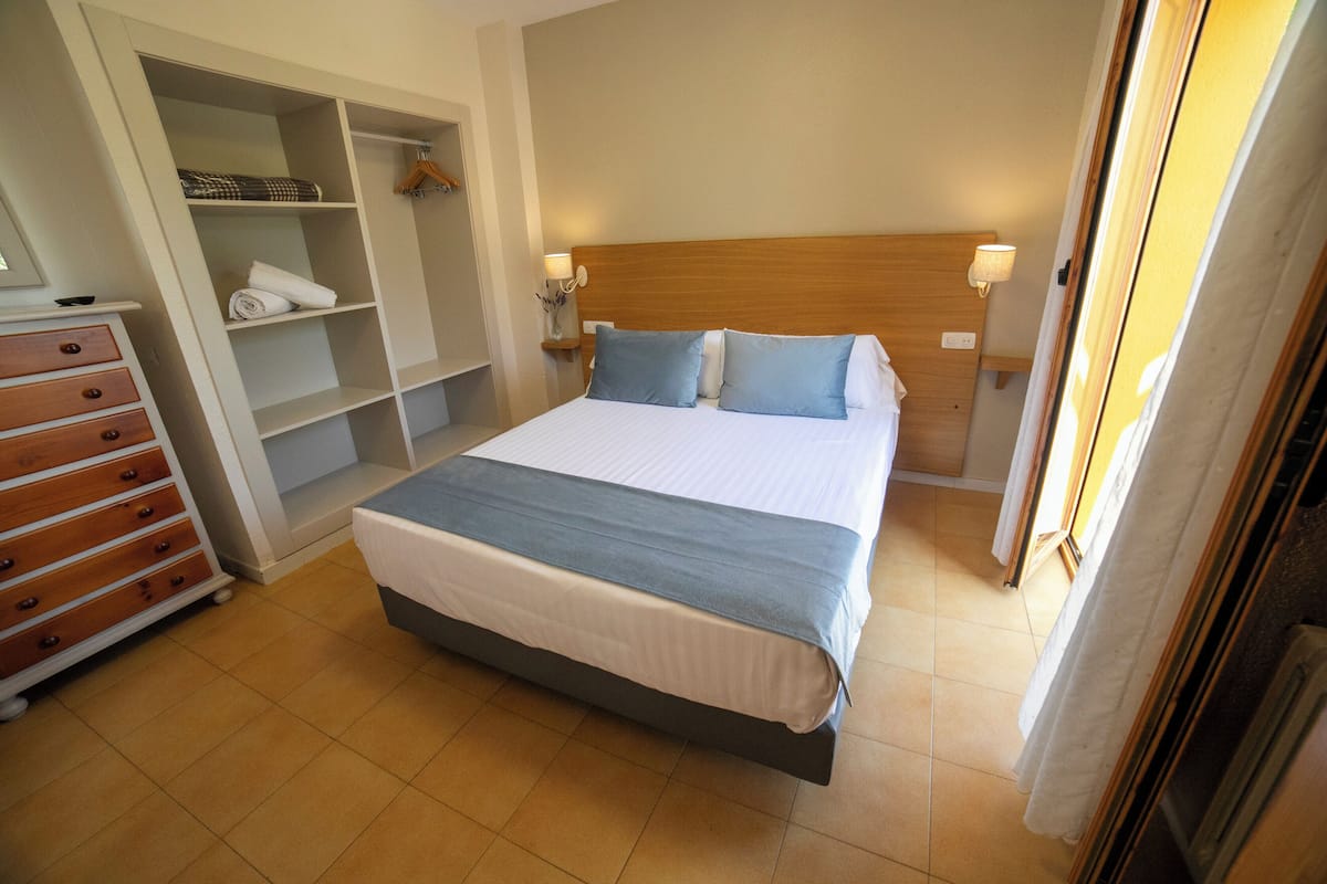 Frigobar, escrivaninha, Wi-Fi de cortesia, roupa de cama