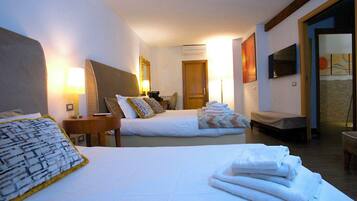 Quarto triplo, em edifício anexo | Frigobar, cofres nos quartos, escrivaninha, cortinas blackout