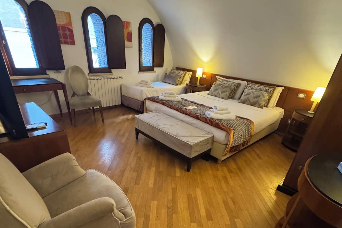 Suíte real, em edifício anexo | Frigobar, cofres nos quartos, escrivaninha, cortinas blackout