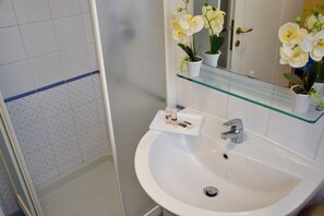 Um polibã, um secador de cabelo, um bidé, toalhas fornecidas 