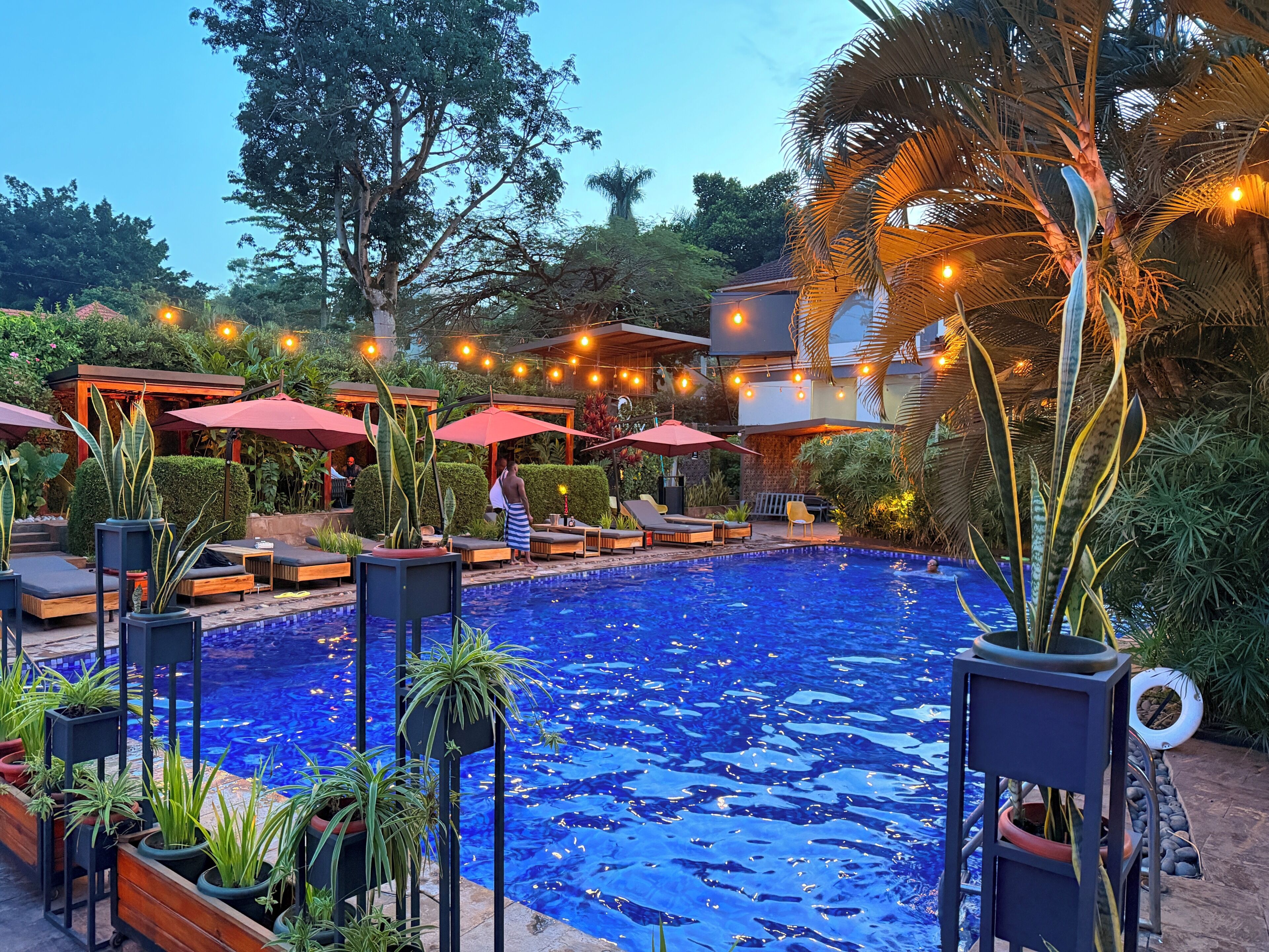 Piscina externa, funciona das 7h às 19h, barracas de cortesia