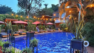 Piscina externa, funciona das 7h às 19h, barracas de cortesia