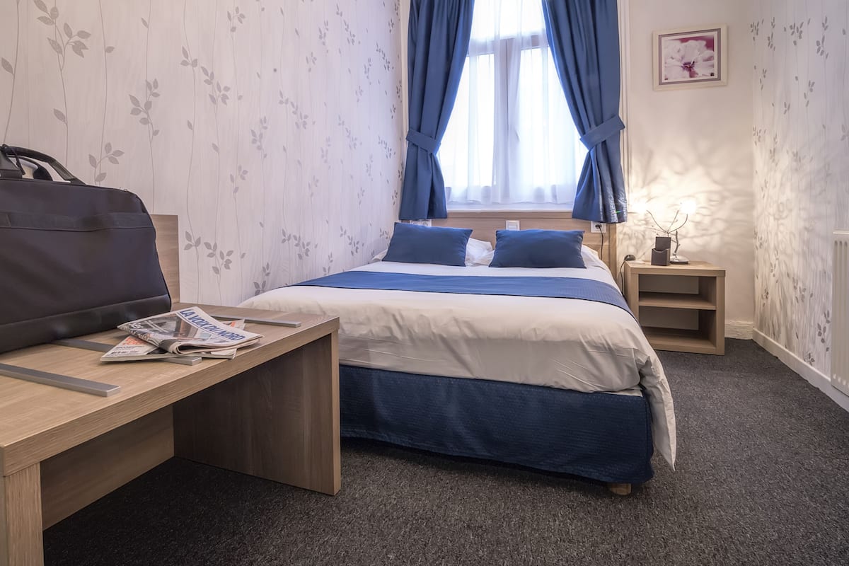 Quarto Individual | Minibar, cofre no quarto, secretária, quartos insonorizados