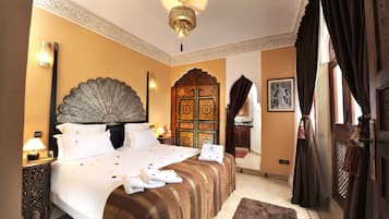 Quarto (Mata Hari) | Roupas de cama premium, edredons de pluma, cofres nos quartos