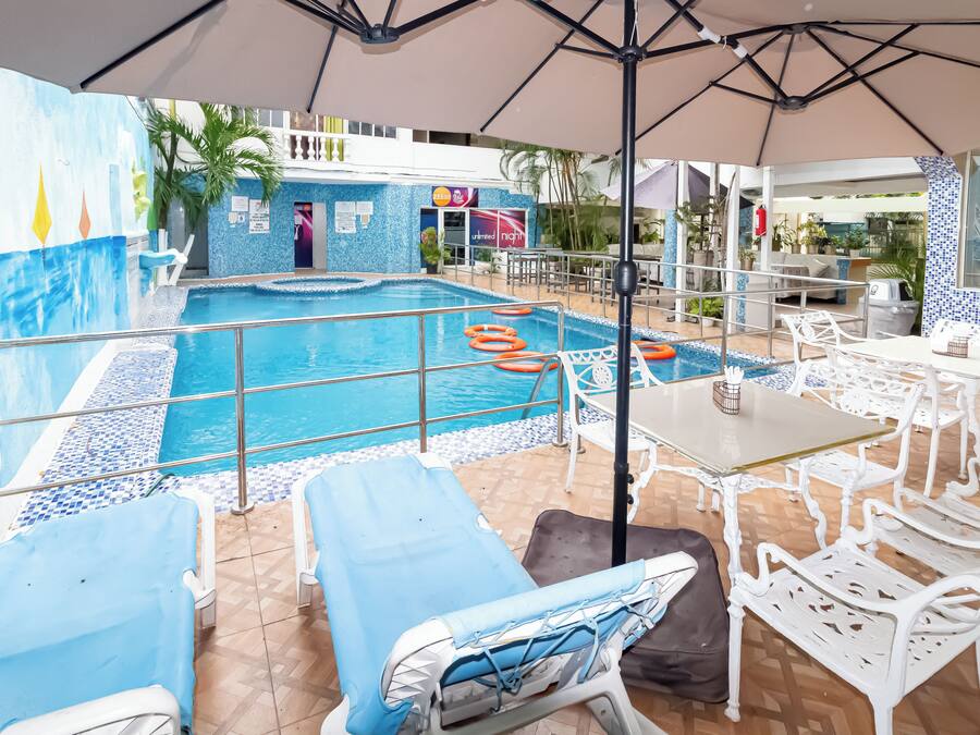 Piscina interna, piscina externa, funciona das 7h às 19h, guarda-sóis