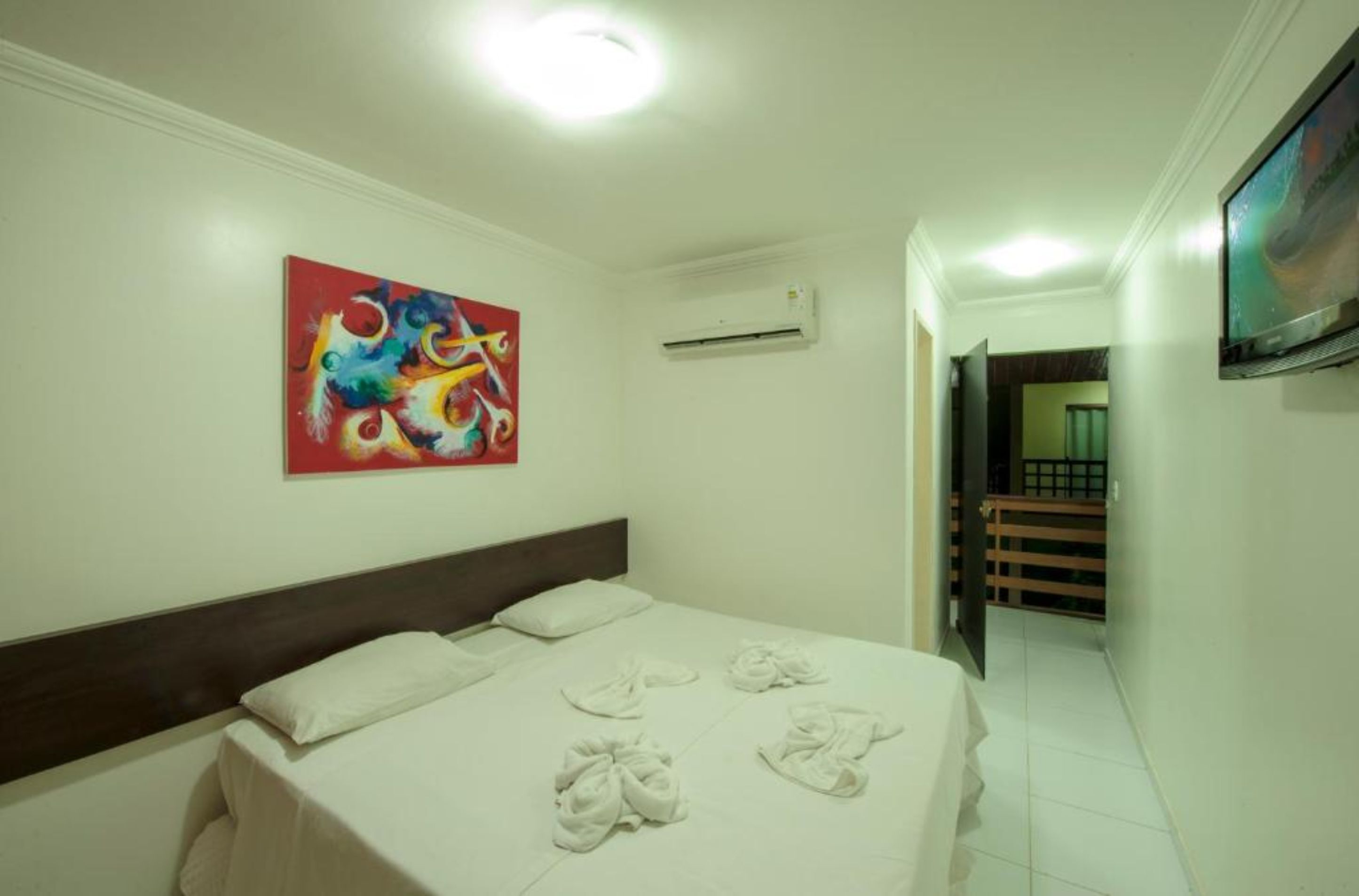 Frigobar, cofres nos quartos, cortinas blackout, Wi-Fi de cortesia