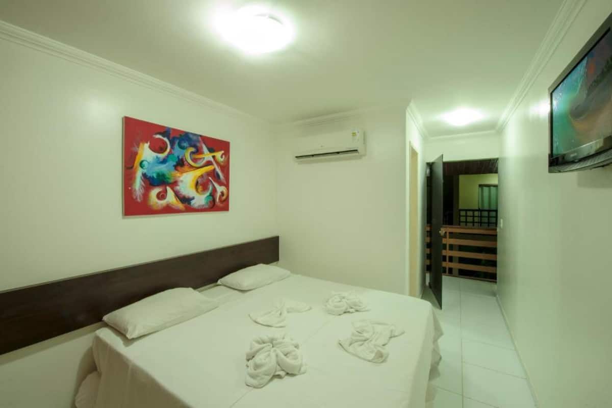 Frigobar, cofres nos quartos, cortinas blackout, Wi-Fi de cortesia