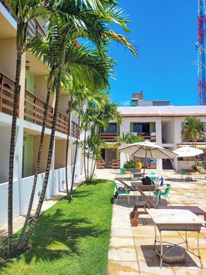 Piscina exterior, guarda-sóis, espreguiçadeiras 