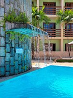 Piscina externa, guarda-sóis, espreguiçadeiras