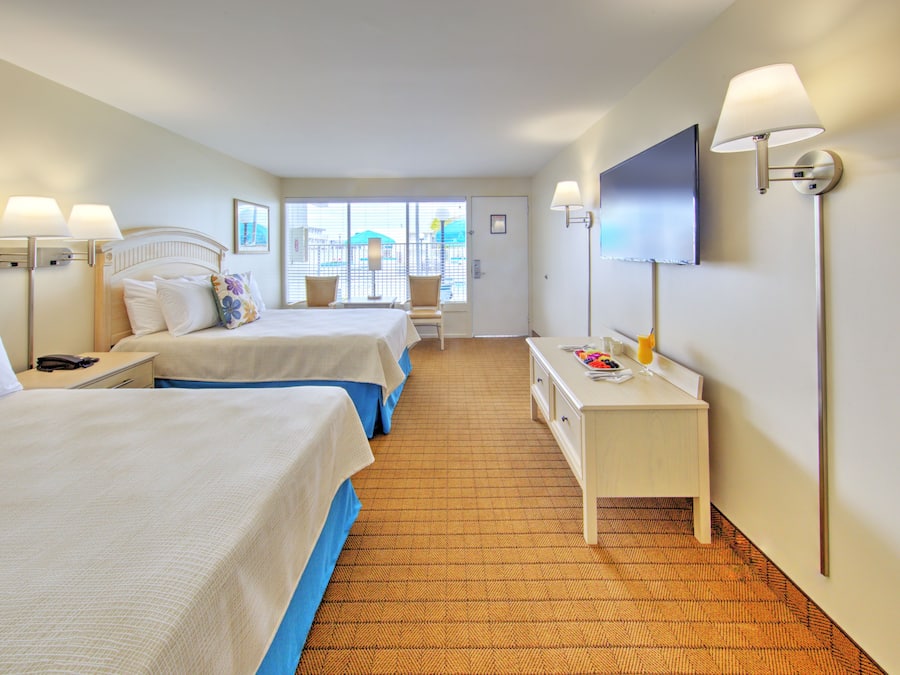Quarto, 2 camas de casal | Cofre no quarto, cortinas/cortinados opacos, ferro/tábua de engomar
