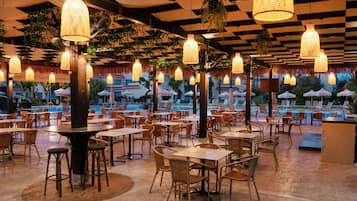 Cozinha internacional, junto à piscina