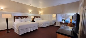 Quarto Quádruplo Familiar, 2 camas queen-size, pátio, no rés do chão | Secretária, secretária adequada para computadores portáteis 