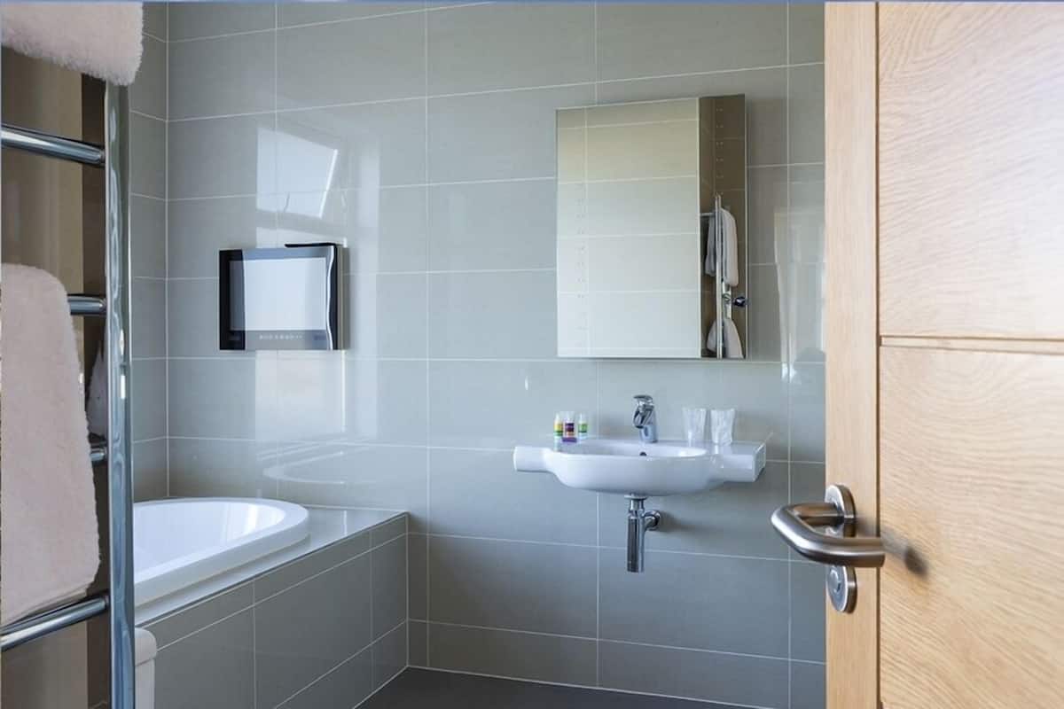 Quarto Clássico com Cama de Casal | Casa de banho | Artigos de higiene pessoal grátis, um secador de cabelo