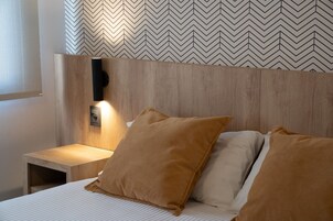 Quarto casal superior | Cofres nos quartos, individualmente decorados