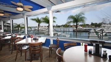 2 restaurantes, pequenos-almoços servidos, cozinha à base de marisco