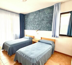 Quarto quádruplo standard, 1 quarto, suíte | Roupas de cama premium, cofres nos quartos, escrivaninha