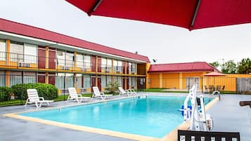 Piscina exterior sazonal, da(s) 10:00 à(s) 19:00, guarda-sóis