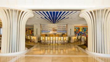 5 bares/lounges, 3 bares na praia, um bar à beira da piscina