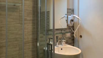 Quarto Duplo Superior (Pearl) | Casa de banho | Um polibã, artigos de higiene pessoal grátis, um bidé