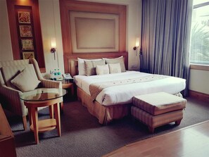 Minibar, cofre no quarto, secretária, quartos insonorizados 