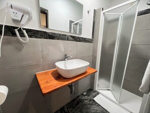 Quarto casal básico, 1 cama de casal | Banheiro | Chuveiro com efeito de chuva, secador de cabelo, toalhas de banho 