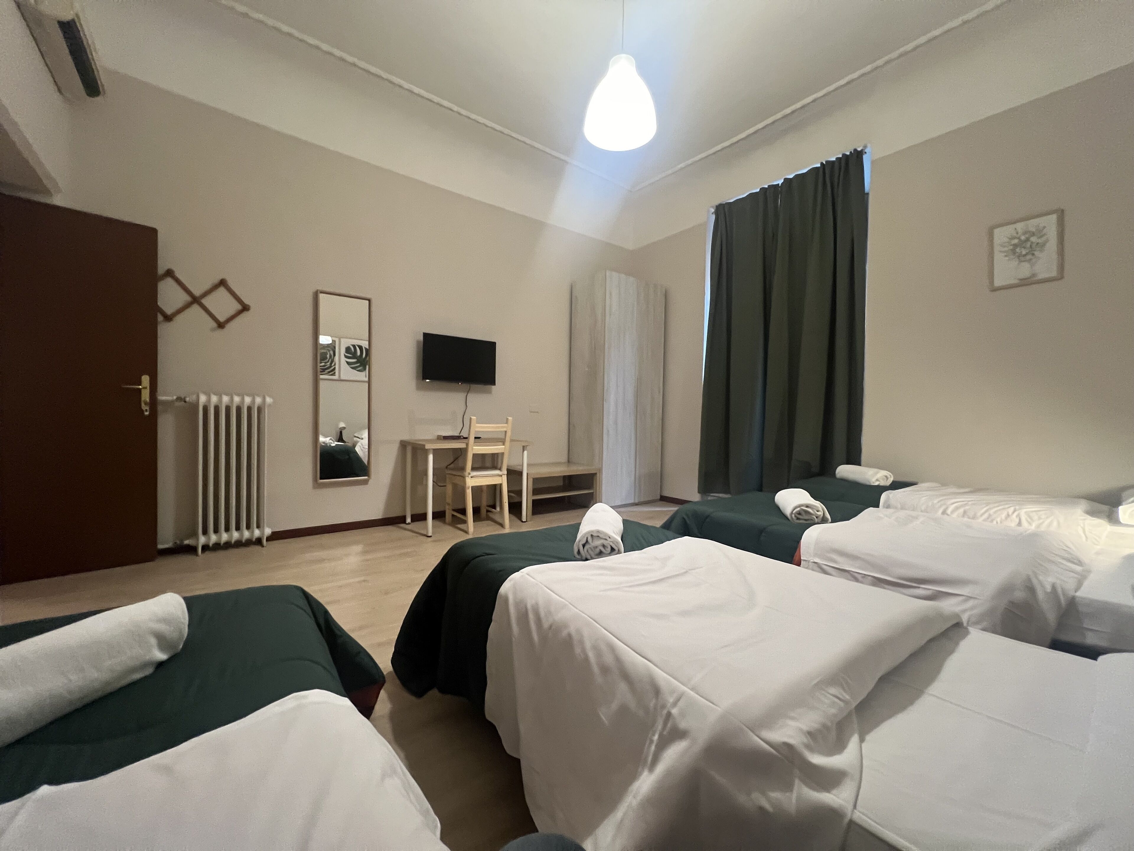 Quarto quádruplo | Escrivaninha, Wi-Fi de cortesia, roupa de cama