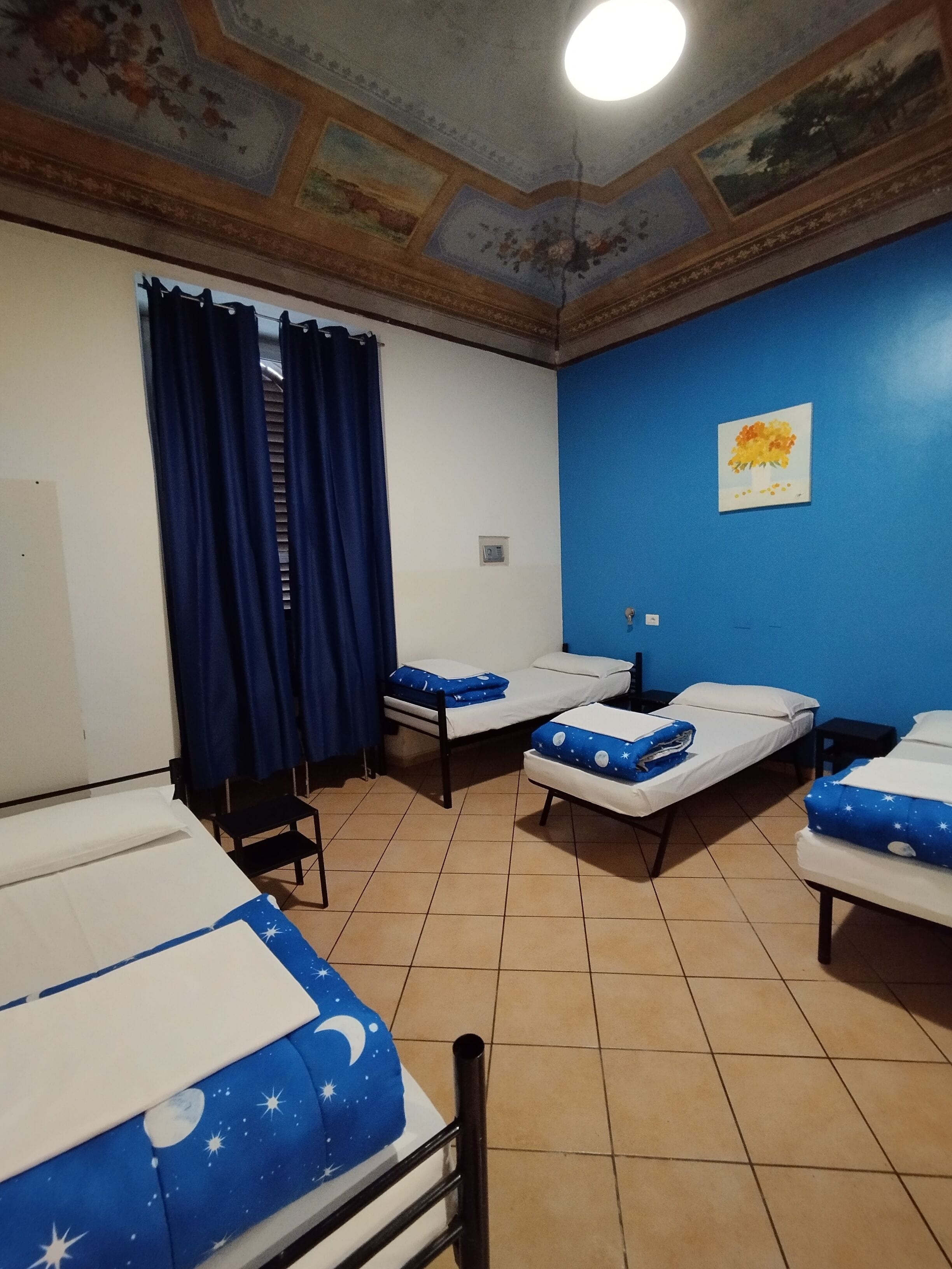 Quarto quádruplo, banheiro privativo | Escrivaninha, Wi-Fi de cortesia, roupa de cama