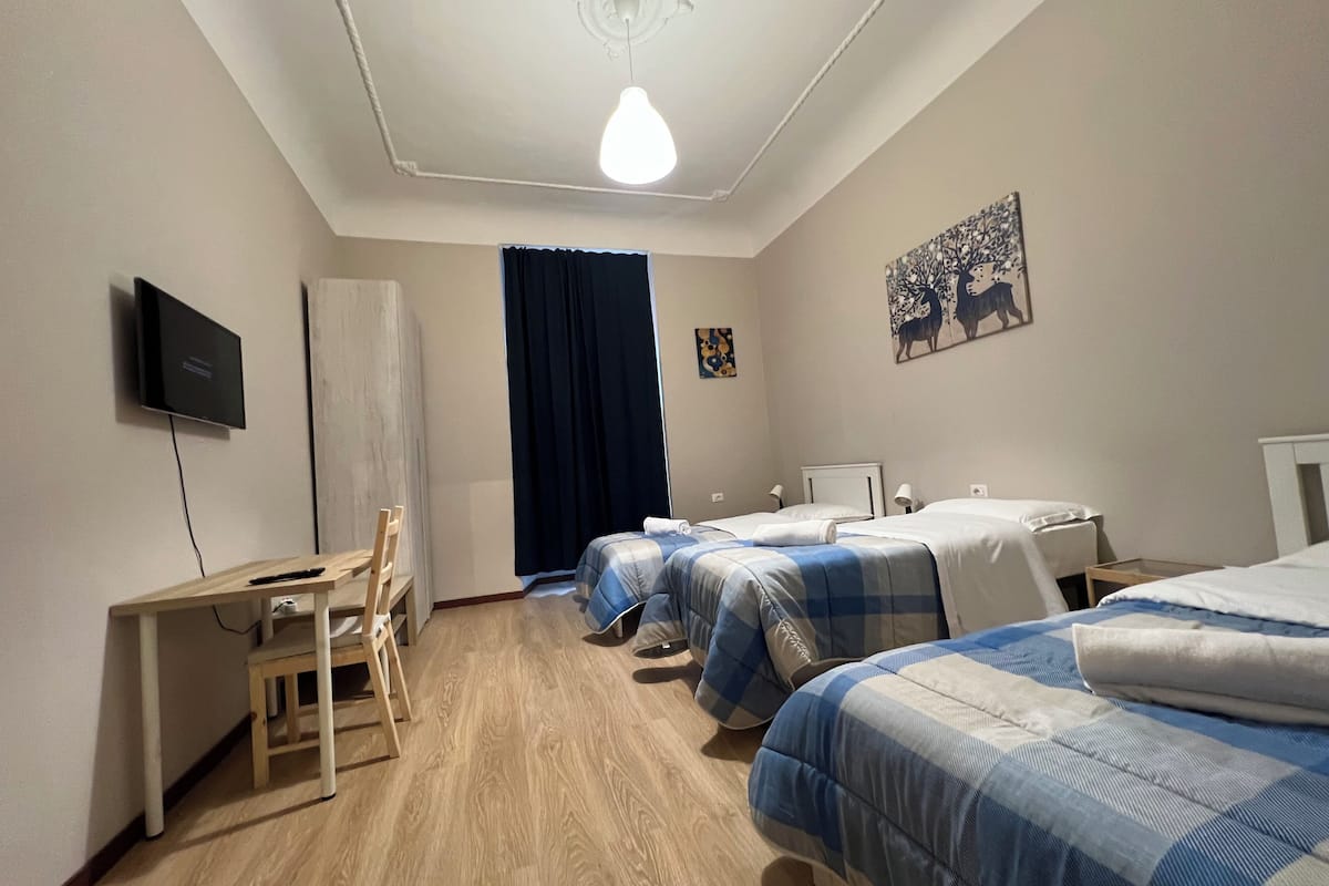 Escrivaninha, Wi-Fi de cortesia, roupa de cama