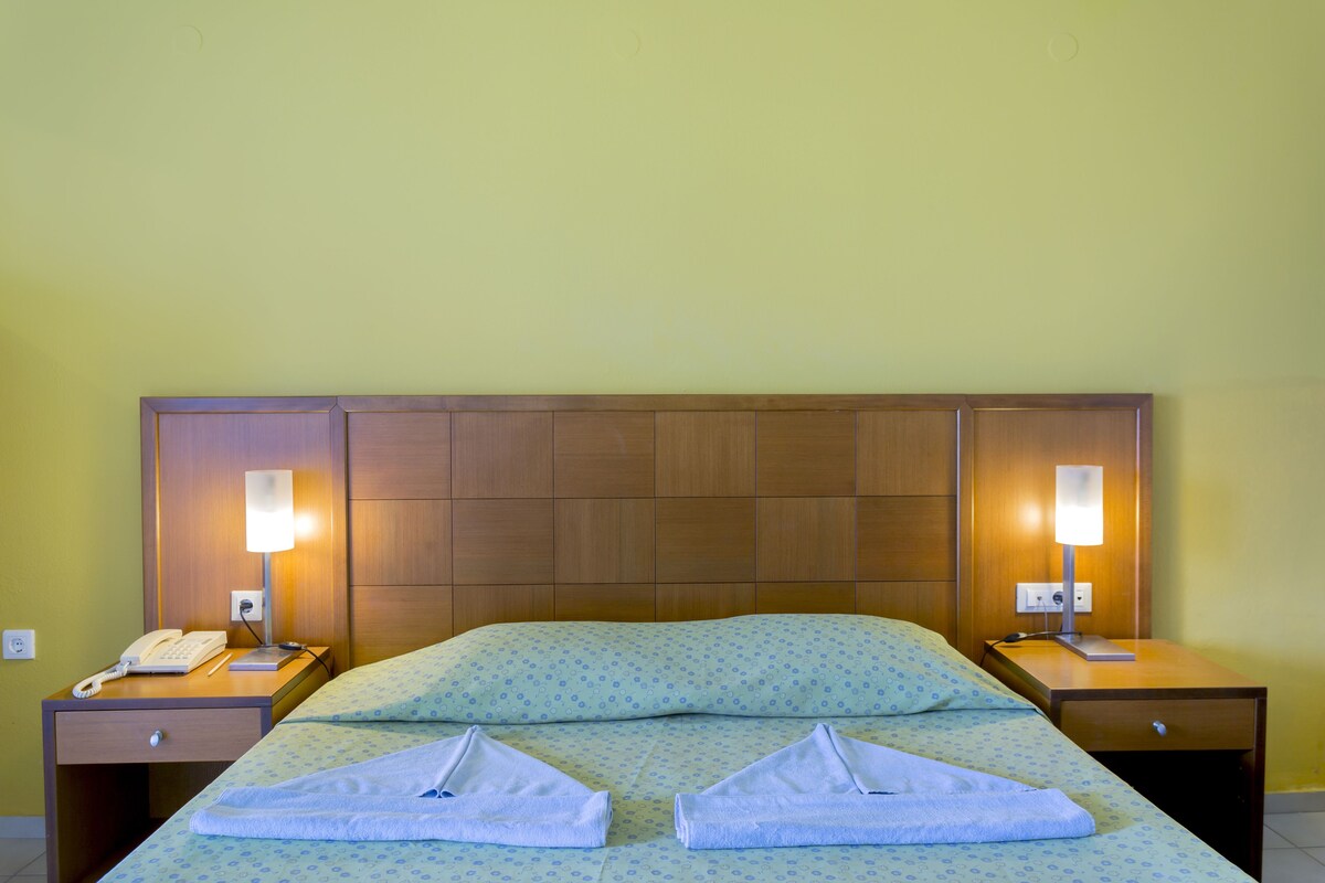 Quarto standard, vista parcial para o mar | Cofres nos quartos, escrivaninha, cortinas blackout, berços grátis