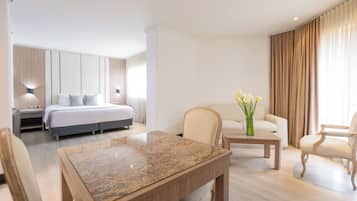 Minibar, cofre no quarto