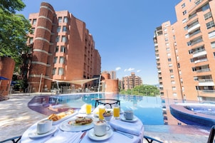 Piscina externa, guarda-sóis