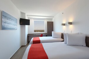 Quarto superior, 2 camas de casal | Cofres nos quartos, escrivaninha, ferros/tábuas de passar roupa