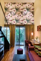 Suíte, 1 cama King (Elegance) | Área de estar | TV LCD 42 polegadas com canais via satélite, TV, dock para iPod