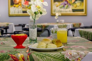 Café da manhã com buffet grátis todos os dias
