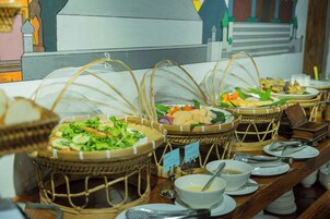 Pequeno-almoço tipo buffet diário (10 USD por pessoa) 