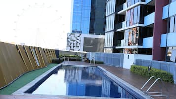 Piscina no piso superior