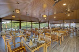 Café da manhã com buffet mediante uma taxa