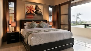Quarto com cama grande, mesa de cabeceira, pintura na parede e vista para o exterior.