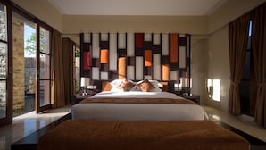 Quarto de hotel moderno com uma cama grande, um painel decorativo e vista para o exterior.