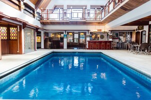 Piscina interna, funciona das 10h às 22h, espreguiçadeiras