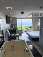 Quarto luxo | Frigobar, roupa de cama