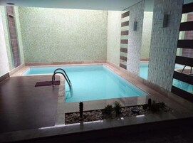 Quarto presidencial | Frigobar, roupa de cama