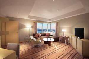 Suite, 1 cama king-size, no canto | Sala de estar | Televisor LED de 40 polegadas com canais por cabo, televisor 