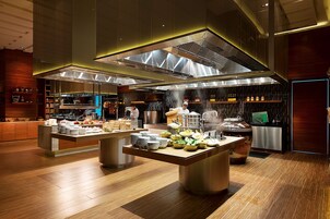 3 restaurantes, pequenos-almoços servidos, cozinha local 