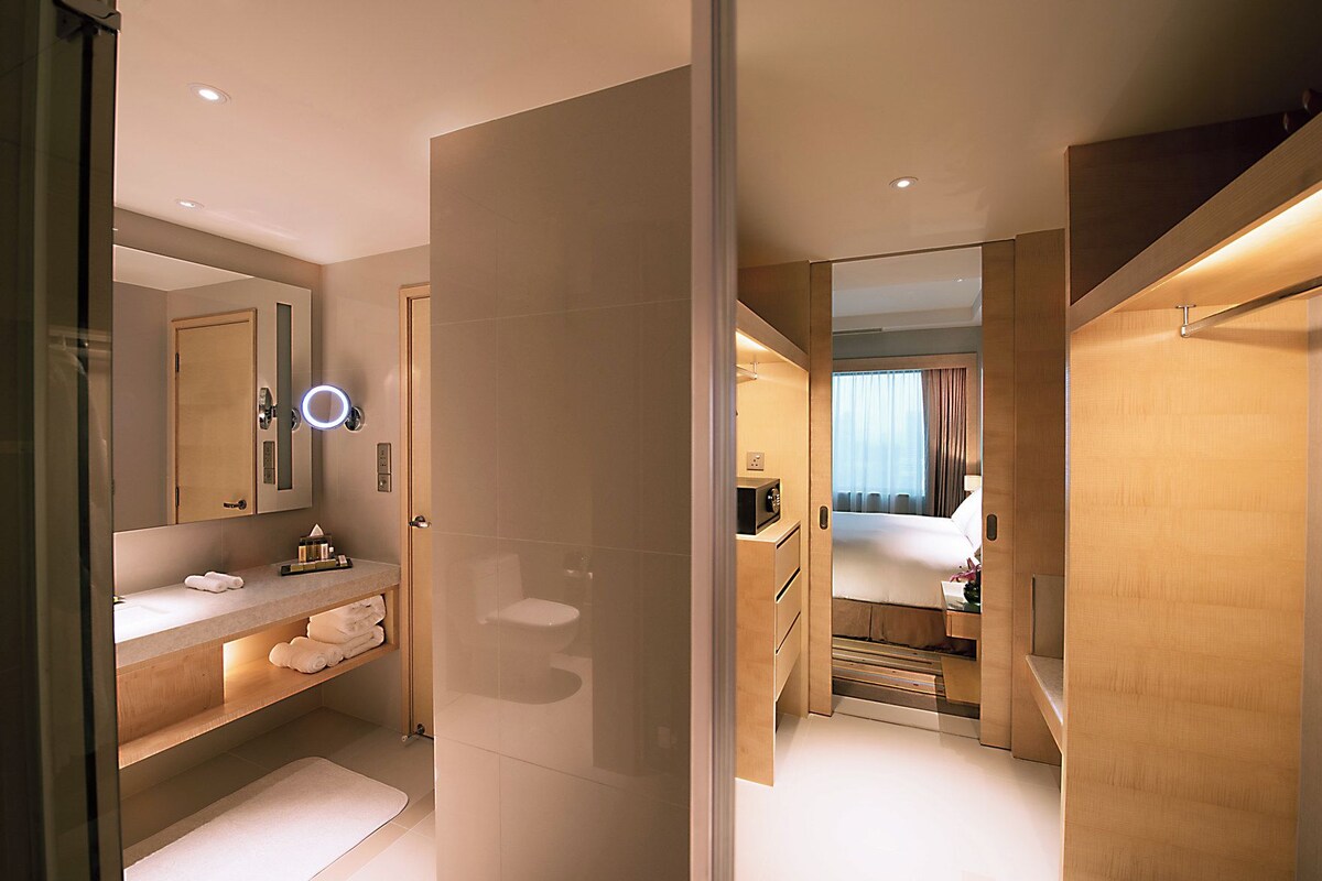 Minibar, cofre no quarto, secretária 