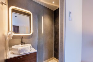 Quarto Comfort, 2 camas individuais, não fumadores | Casa de banho | Um polibã, um secador de cabelo, toalhas fornecidas 
