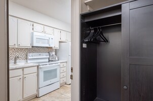 Cabana superior, sacada, vista para o rio | Cozinha privada