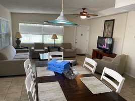 Quarto, 2 quartos, pátio (Large, 1 Bath, Kitchen) | Sala de estar | Televisor de ecrã plano de 42 polegadas com canais por cabo, televisor 