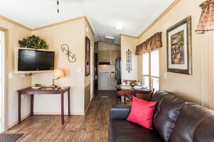 Quarto Básico, 1 cama queen-size (QUEEN NON SMOKING CHALET) | Sala de estar | Televisor 