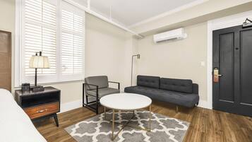 Suite Júnior, 1 cama king-size | Sala de estar | Televisor LED de 32 polegadas com canais digitais, televisor